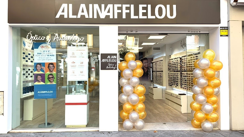 Alain Afflelou abre su primera tienda a pie de calle en Sevilla Alain Afflelou abre su primera tienda a pie de calle en Sevilla