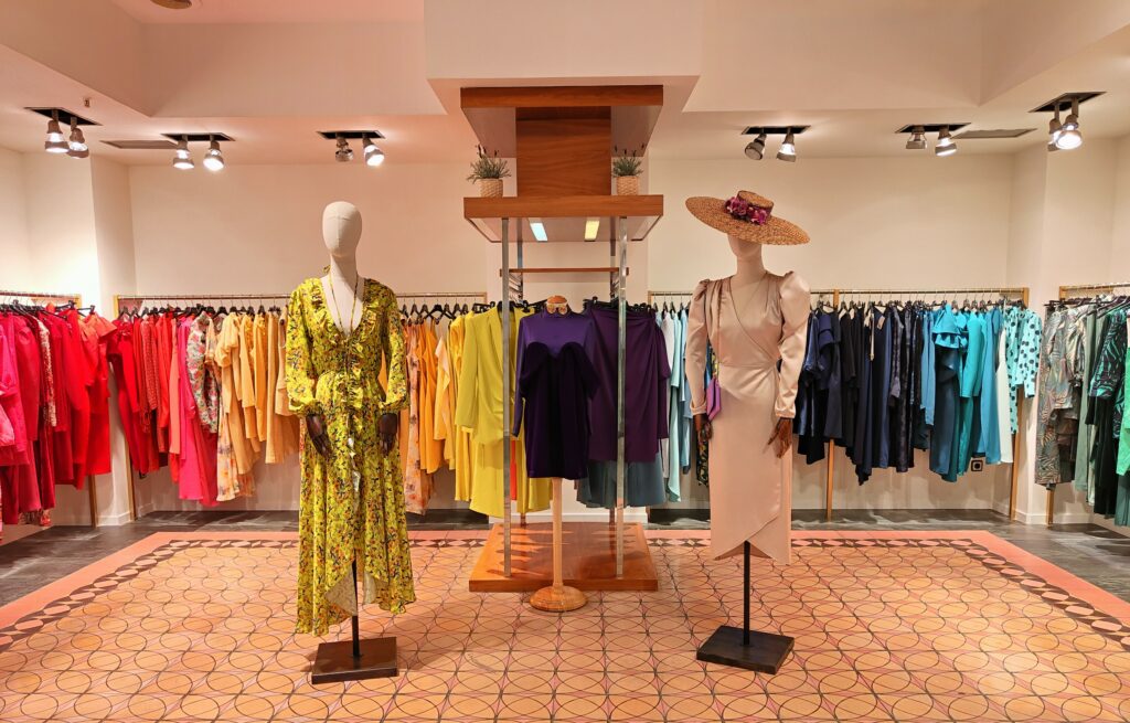 "La Más Mona" abre su primera tienda física con ropa de alquiler en ...