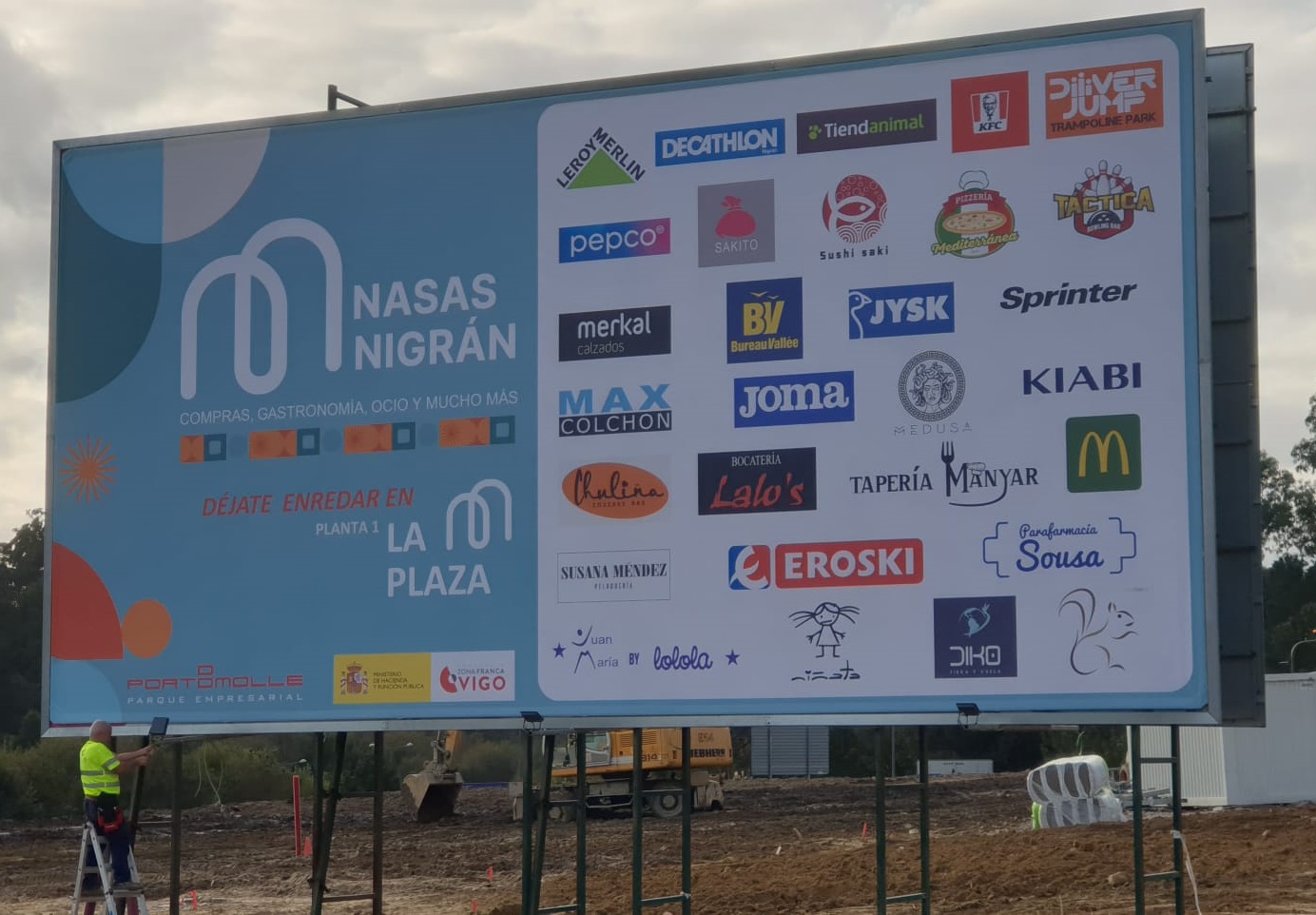 120 drones iluminan la apertura del centro comercial Nasas Nigrán